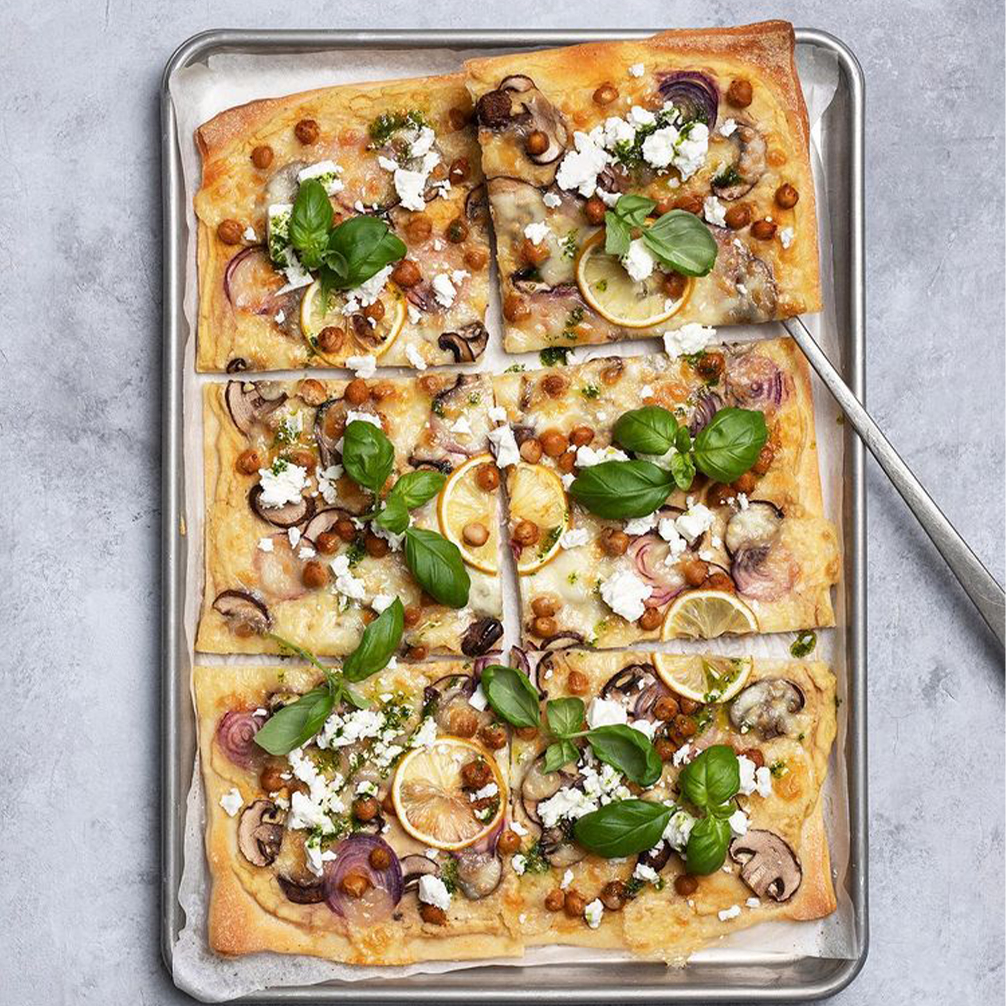 Hummuspizza med kikärtor, citron och basilikaolja - Recept | Sevan