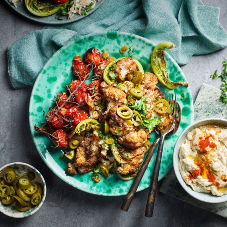 Shawarmakryddad rostad blomkål med baba ghannouge, gula russin och jalapeno - Recept | Sevan