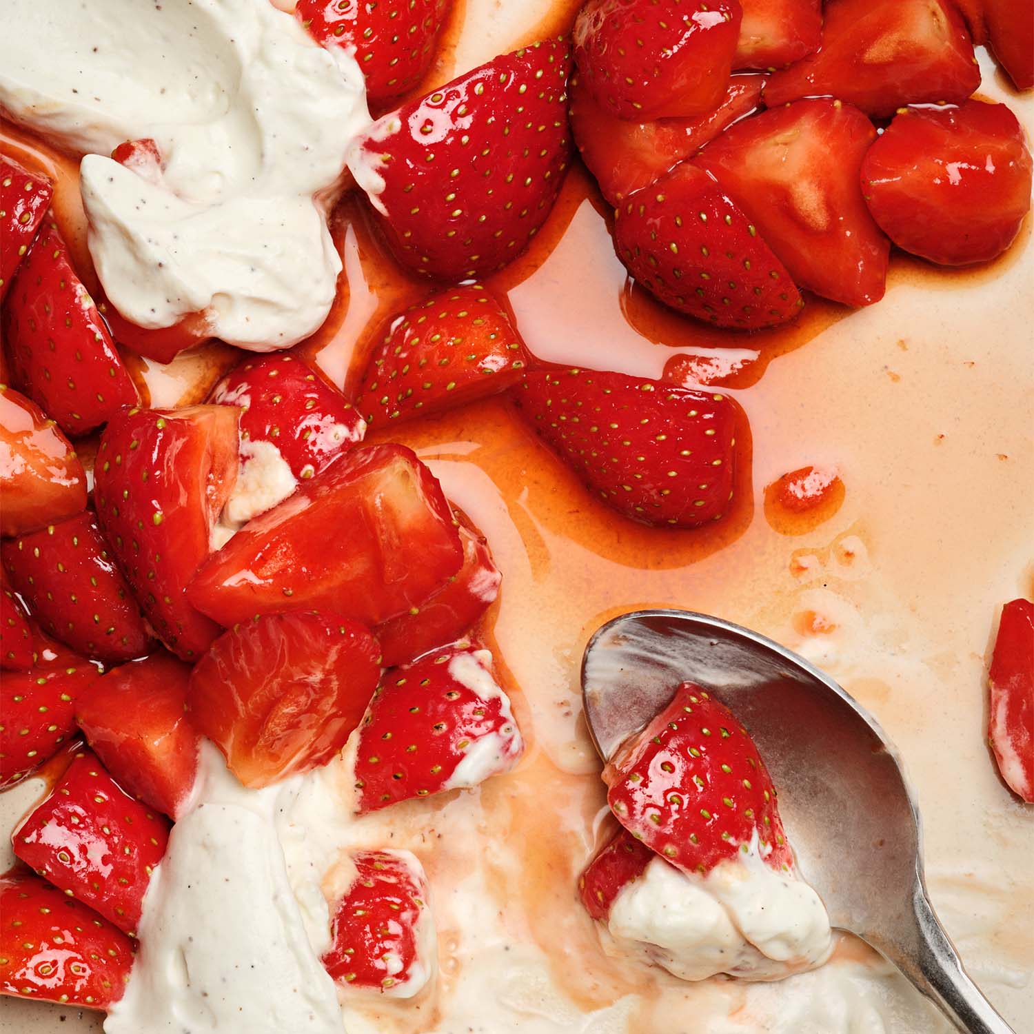 Jordgubbar med granatäppel- och dadelsirap och vispad crème fraiche - Recept | Sevan