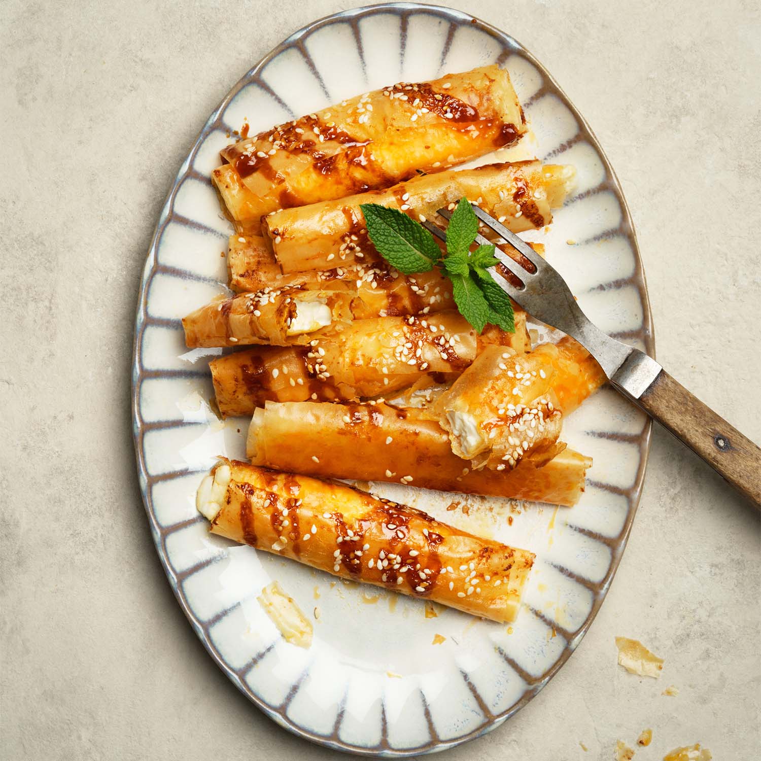 Filodegsrullar med fetaost, harissa och dadelsirap-recept | Sevan