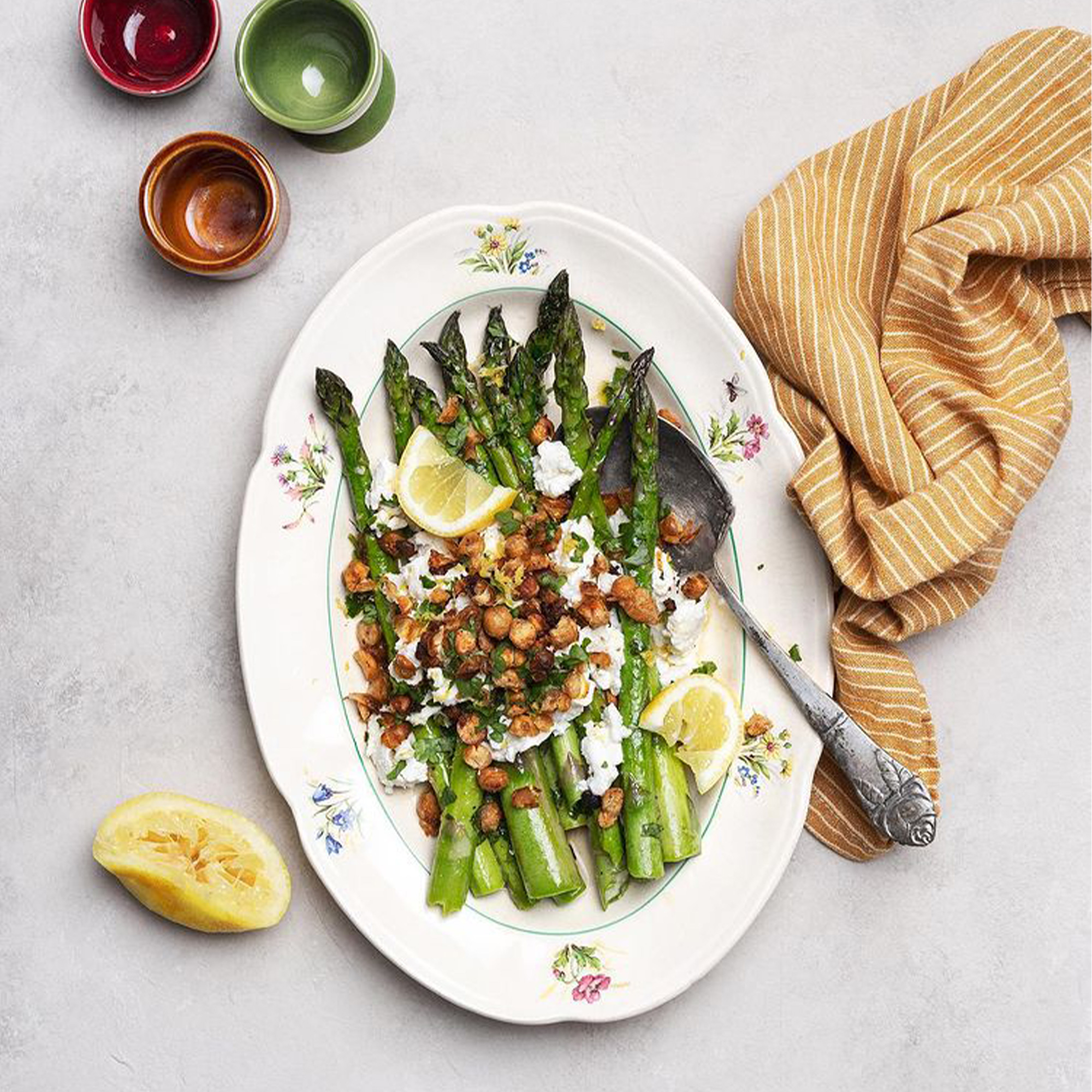 Sparris med labneh, rostade kikärtor och citronvinägrett - Recept | Sevan